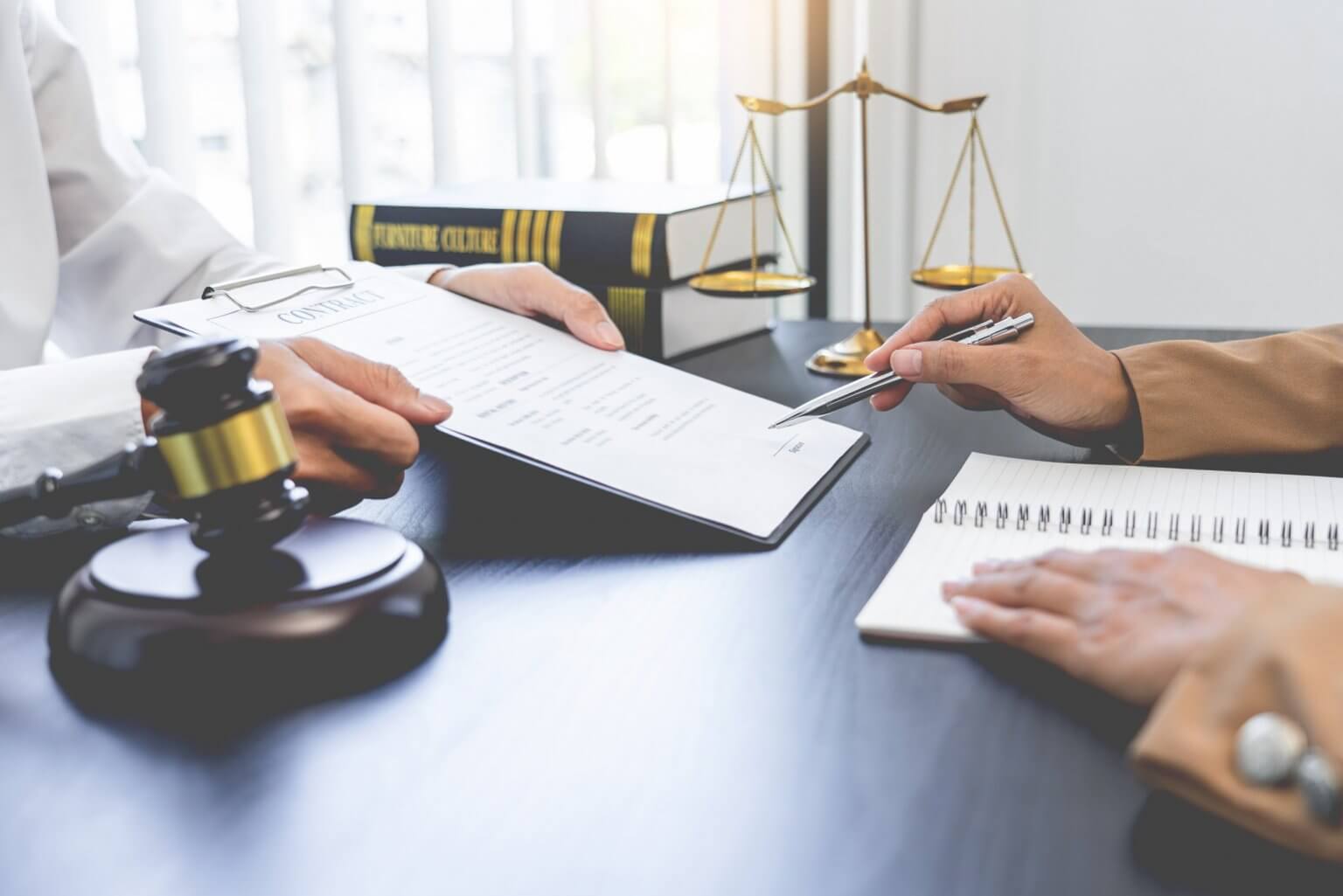 Importancia del notario público: Así triunfó un egresado de Fidélitas