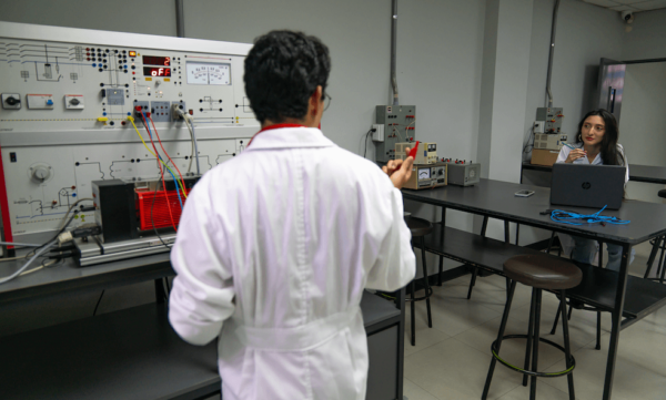 En el Lab. de Máquinas Eléctricas utilizarás transformadores, motores ...